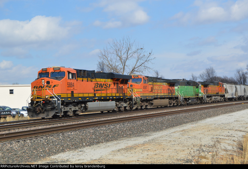 BNSF 5884 with the H-MEMKCK